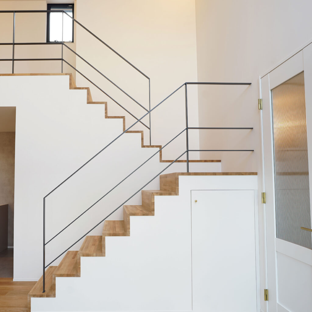 空間を無駄にしない！デッドスペースの活用術-階段下編- | SUBACO（スバコ）| 小さな家を神戸・西宮・明石で 新築戸建て注文住宅