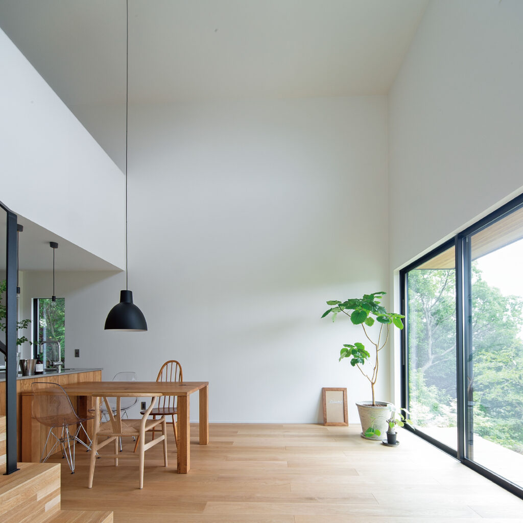 空間を緩やかにつなぐ吹き抜けリビング｜デメリット | SUBACO（スバコ）| 小さな家を神戸・西宮・明石で 新築戸建て注文住宅