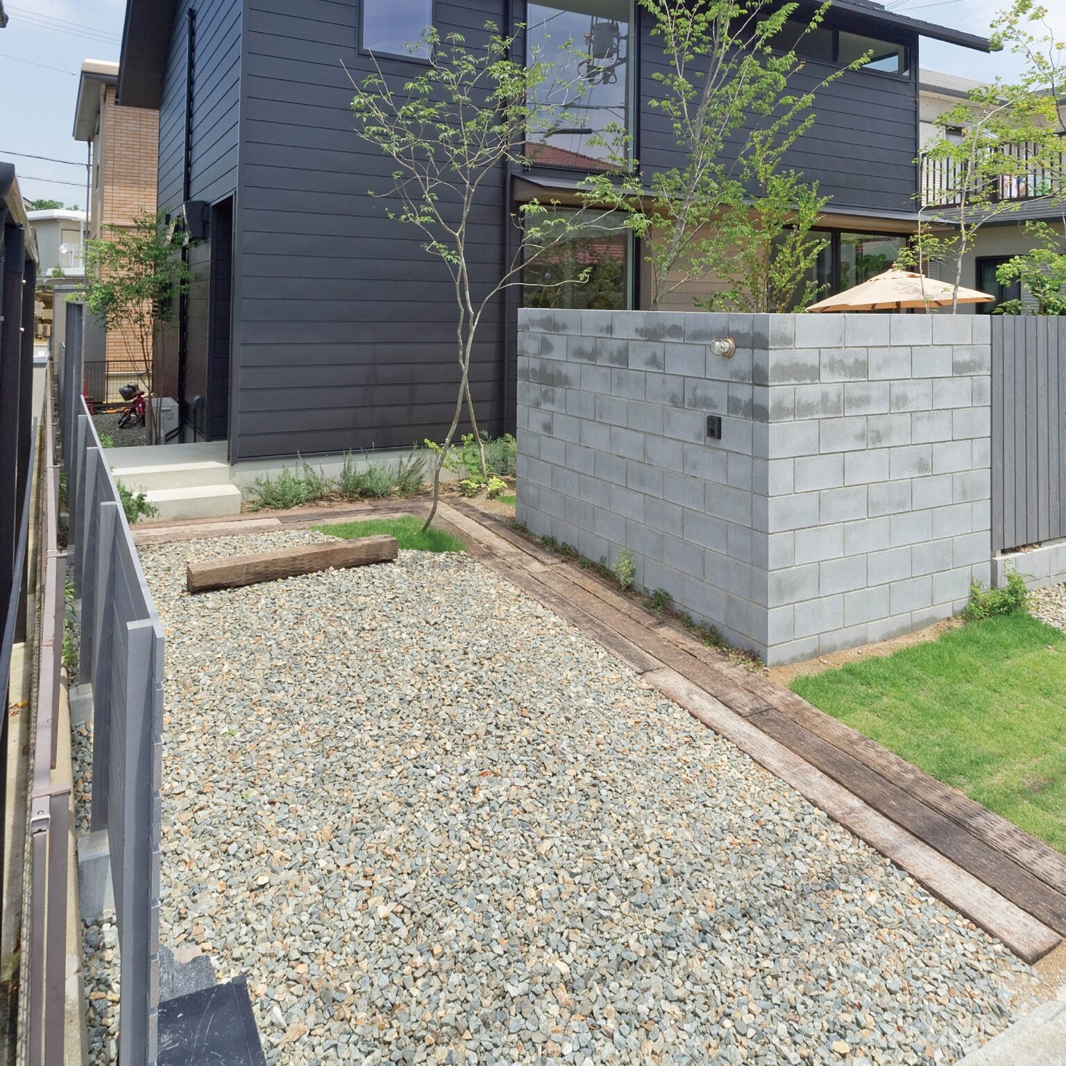 快適な駐車場の工夫とデザインアイデア 03 | SUBACO（スバコ）| 小さな家を神戸・西宮・明石で 新築戸建て注文住宅