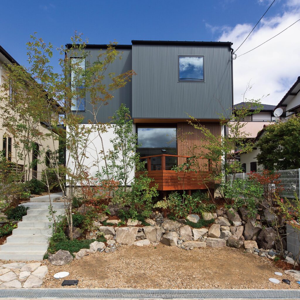 快適な駐車場の工夫とデザインアイデア 03 | SUBACO（スバコ）| 小さな家を神戸・西宮・明石で 新築戸建て注文住宅